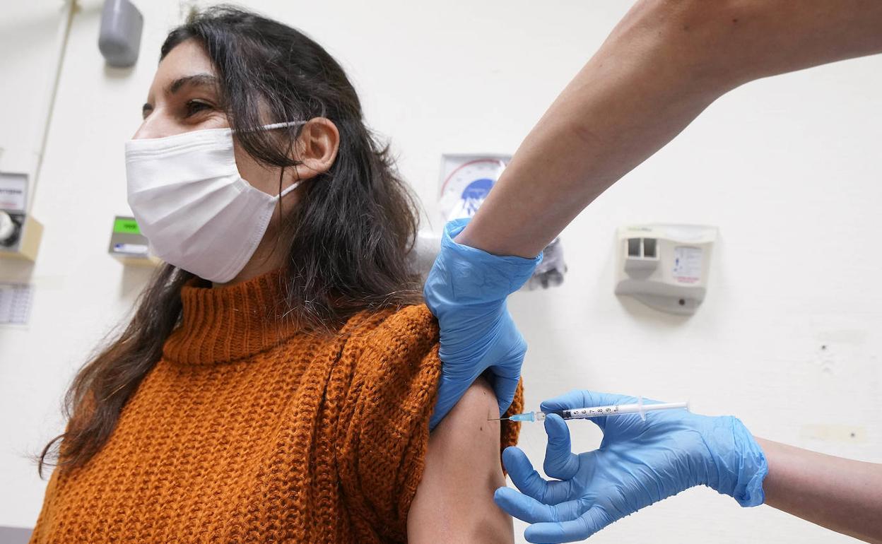 Euskadi comenzará a inocular la cuarta dosis de la vacuna de la Covid a finales de mes | El ...